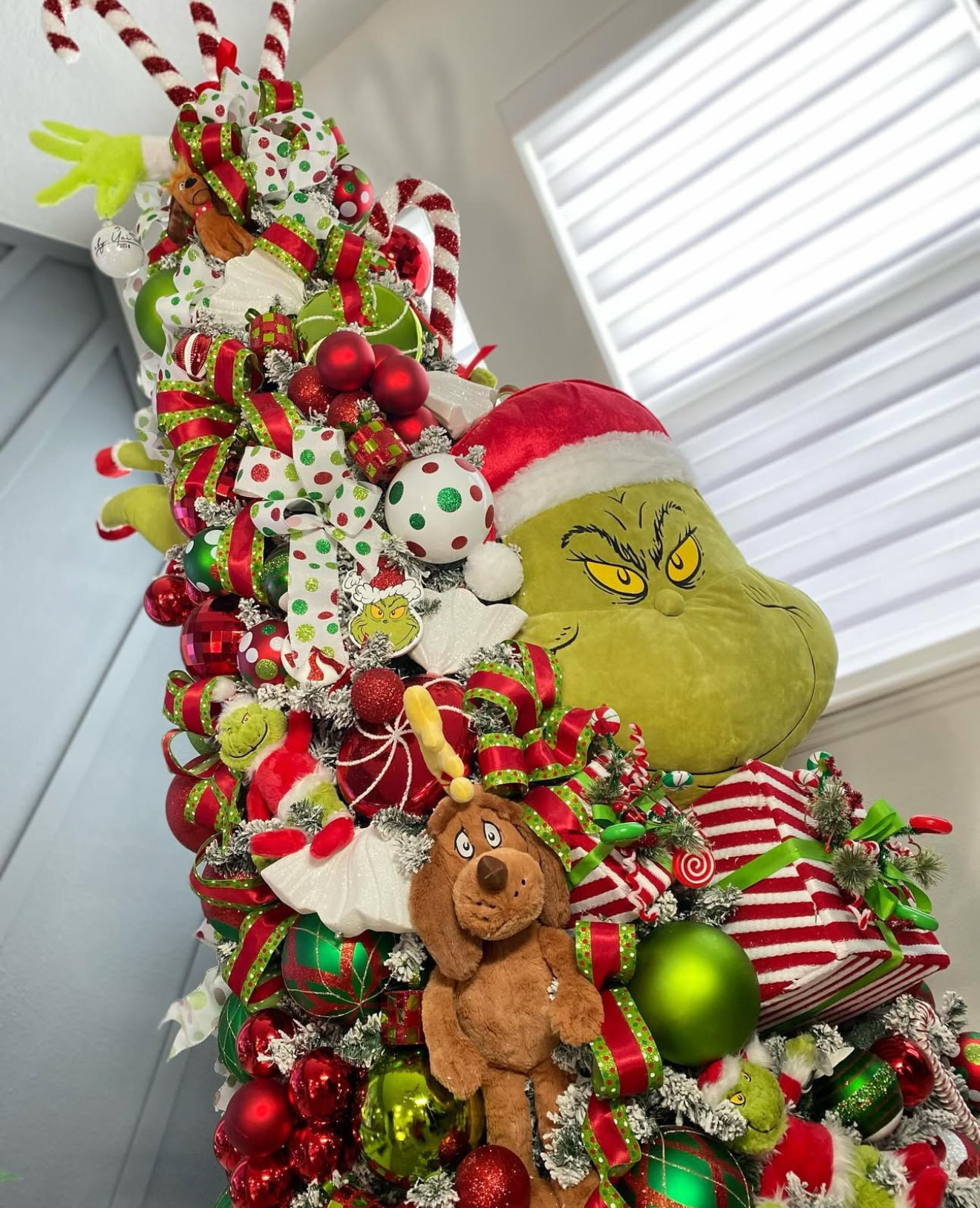 30 Grinch Christmas Decorations to Transform Your Home, Party, and ...