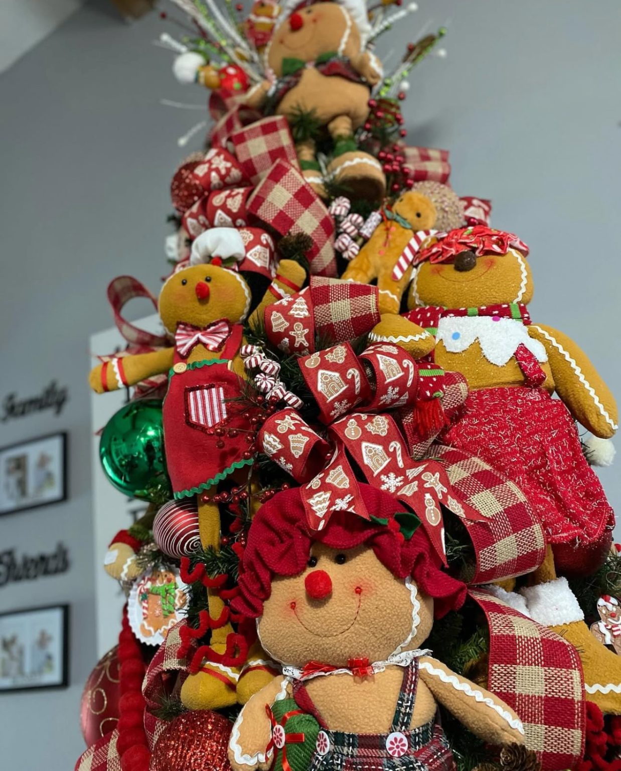 35 Gingerbread Christmas Decor Ideas for a Sweet and Festive Holiday ...
