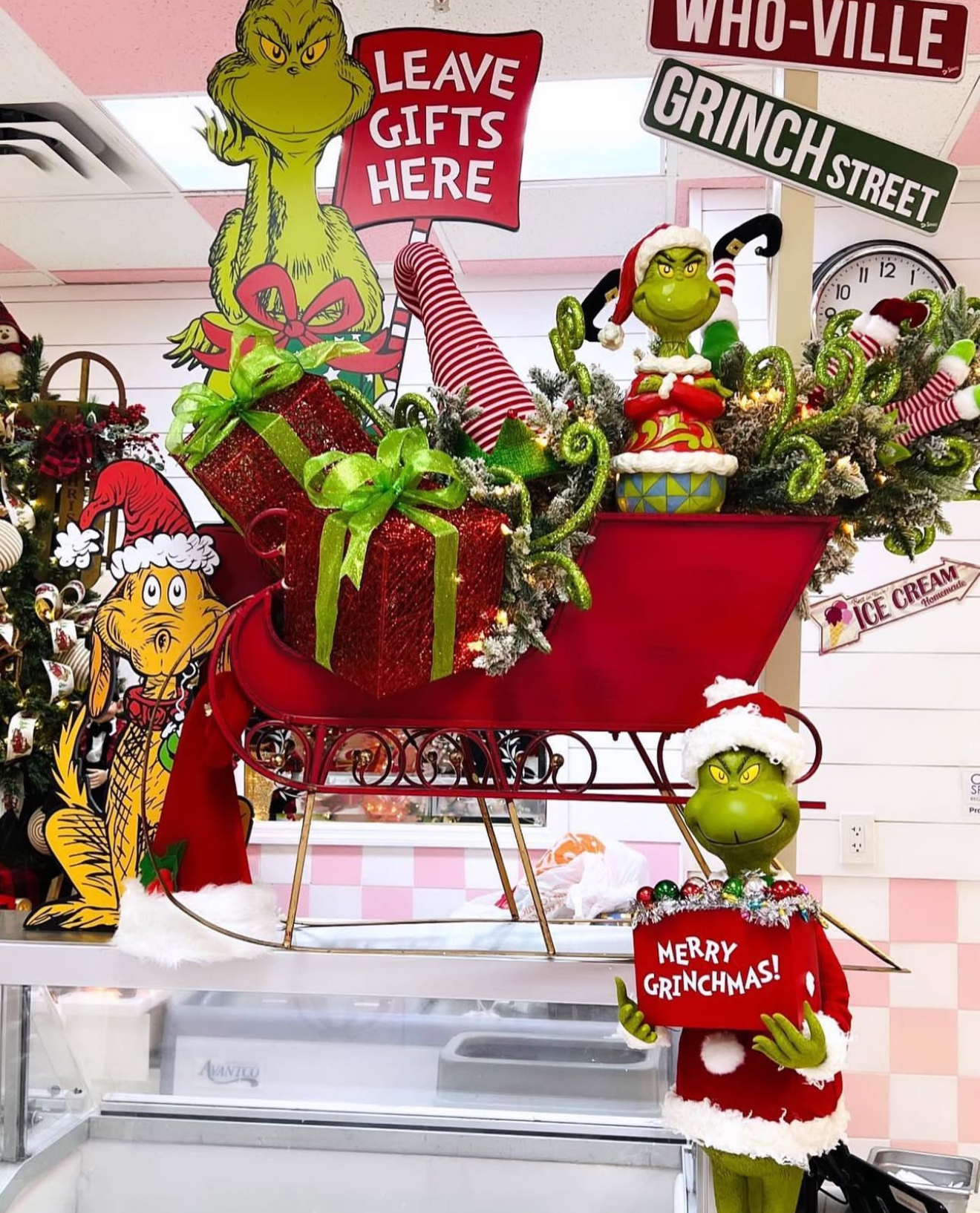 30 Grinch Christmas Decorations to Transform Your Home, Party, and ...