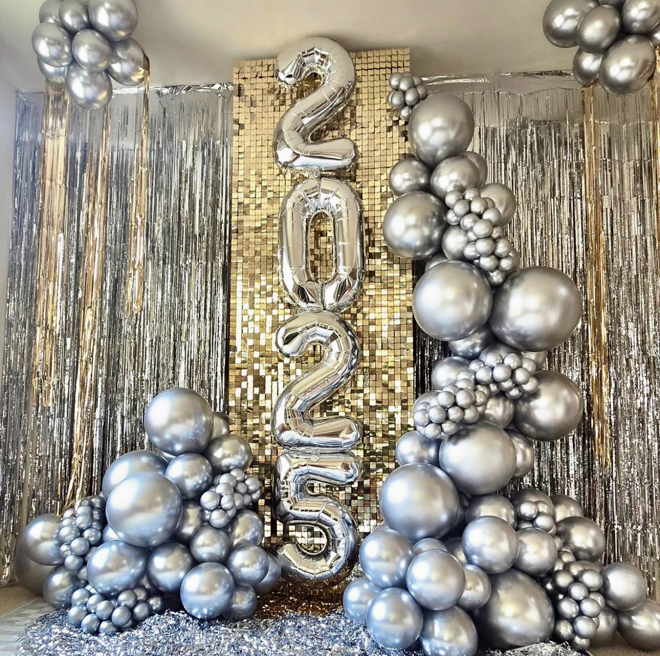 25 New Years Decorations Ideas to Make Your 2025 Party Sparkle with ...